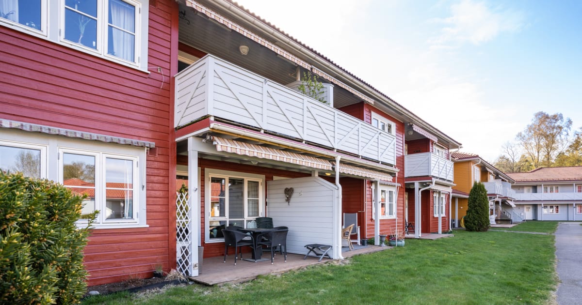 En lys og trivelig 2 roms omsorgsbolig på bakkeplan med trinnløs adkomst. Vestvendt terrasse ...